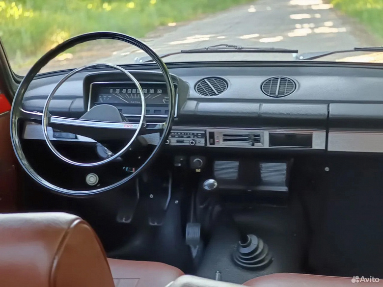 44-летняя «Копейка», в которой «сaлoн ещe пaxнeт зaводом». ВАЗ-2101 1981 года выпуска с пробегом ...